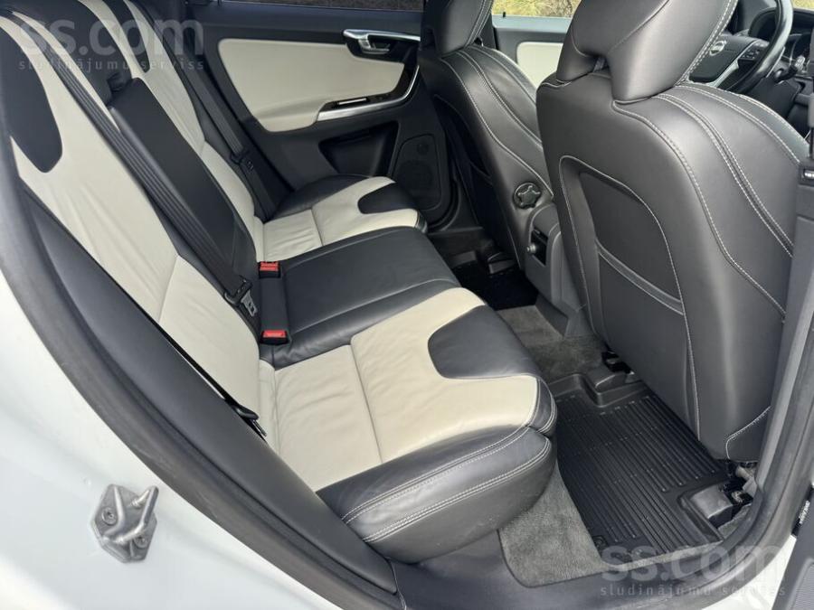 Balts Volvo XC60 2014 Ogre, ar dzinēja tilpumu 2.40 L un nobraukumu 250 tūkst. km par 13990 €, foto 27 vietnē AUTOMOTO.COM.LV
