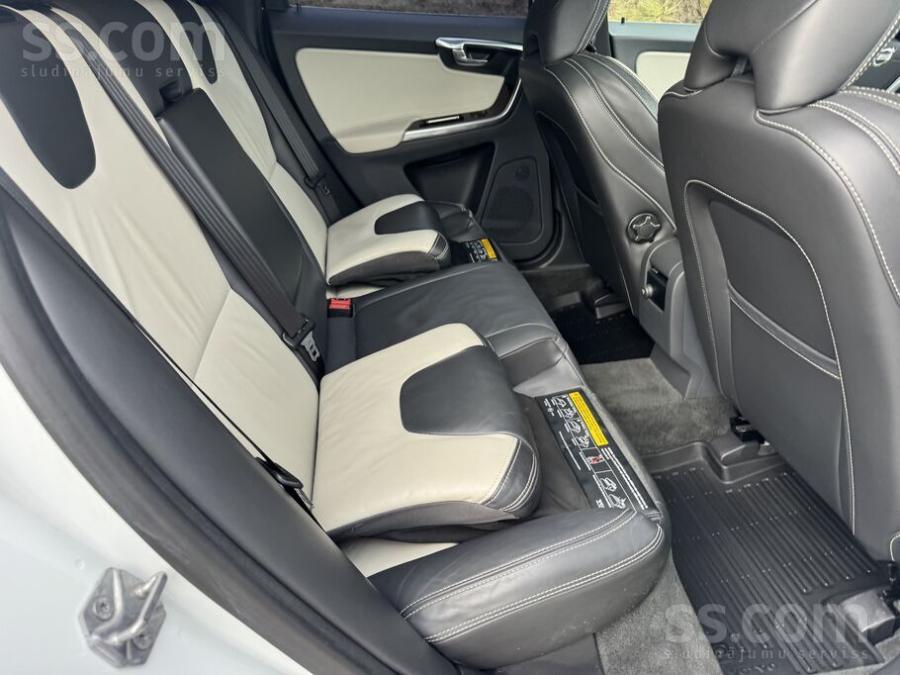 Balts Volvo XC60 2014 Ogre, ar dzinēja tilpumu 2.40 L un nobraukumu 250 tūkst. km par 13990 €, foto 28 vietnē AUTOMOTO.COM.LV