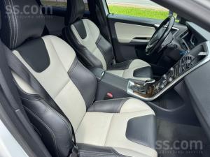 Balts Volvo XC60 2014 Ogre, ar dzinēja tilpumu 2.40 L un nobraukumu 250 tūkst. km par 13980 €, foto 21 vietnē AUTOMOTO.COM.LV
