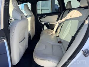 White Volvo XC60 2014 in Riga, with an engine capacity of 2.00 L and mileage of 255 thousand km for 11995 €, photo 9 on AUTOMOTO.COM.LV