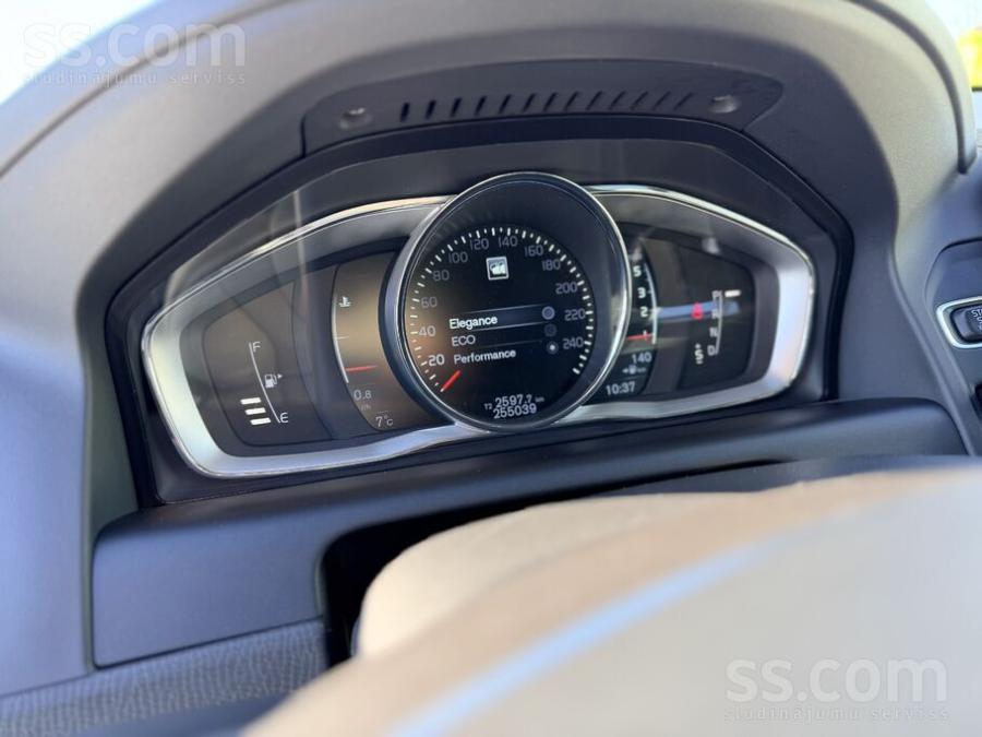 White Volvo XC60 2014 in Riga, with an engine capacity of 2.00 L and mileage of 255 thousand km for 11995 €, photo 20 on AUTOMOTO.COM.LV