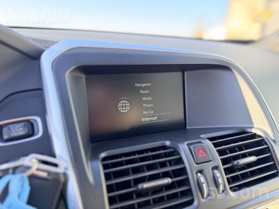 White Volvo XC60 2014 in Riga, with an engine capacity of 2.00 L and mileage of 255 thousand km for 11995 €, photo 32 on AUTOMOTO.COM.LV