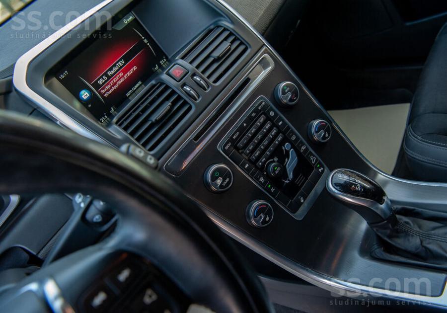 Balts Volvo XC60 2014 Cēsis, ar dzinēja tilpumu 2.40 L un nobraukumu 360 tūkst. km par 10350 €, foto 17 vietnē AUTOMOTO.COM.LV
