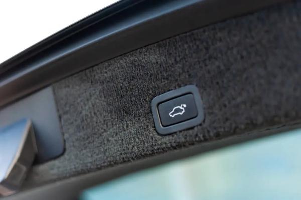 Balts Volvo XC60 2014 Rīga, ar dzinēja tilpumu 2.00 L un nobraukumu 197 tūkst. km par 14495 €, foto 8 vietnē AUTOMOTO.COM.LV