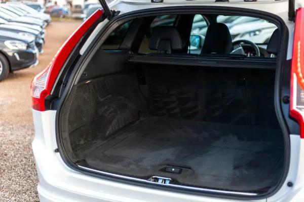 Balts Volvo XC60 2014 Rīga, ar dzinēja tilpumu 2.00 L un nobraukumu 197 tūkst. km par 14495 €, foto 10 vietnē AUTOMOTO.COM.LV