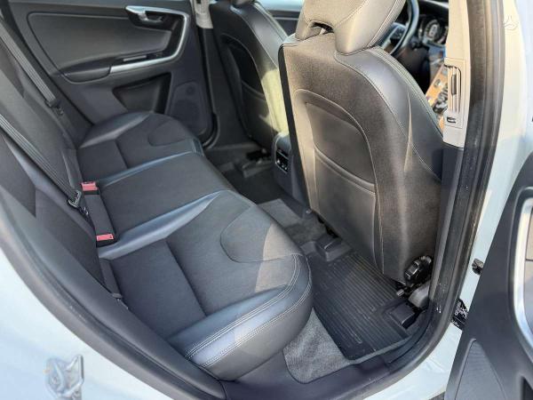 White Volvo XC60 2014 in Kazlu Ruda, with an engine capacity of 1.97 L and mileage of 317 thousand km for 7999 €, photo 8 on AUTOMOTO.COM.LV