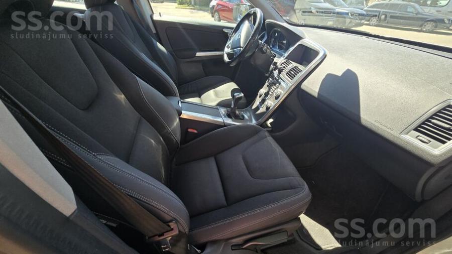 White Volvo XC60 2014 in Riga, with an engine capacity of 2.00 L and mileage of 146 thousand km for 13000 €, photo 7 on AUTOMOTO.COM.LV