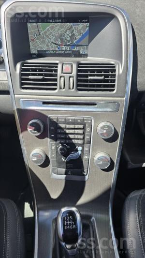 White Volvo XC60 2014 in Riga, with an engine capacity of 2.00 L and mileage of 146 thousand km for 13000 €, photo 10 on AUTOMOTO.COM.LV