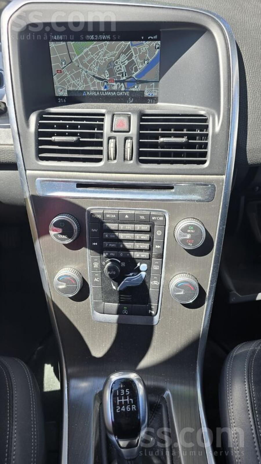 White Volvo XC60 2014 in Riga, with an engine capacity of 2.00 L and mileage of 146 thousand km for 13000 €, photo 10 on AUTOMOTO.COM.LV