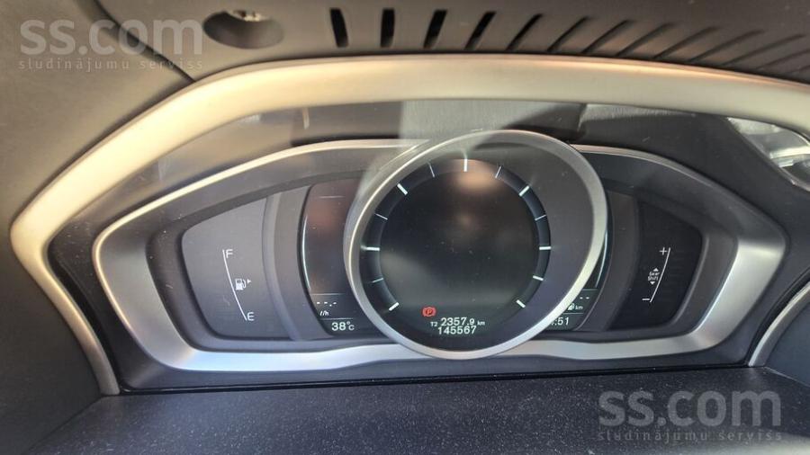 White Volvo XC60 2014 in Riga, with an engine capacity of 2.00 L and mileage of 146 thousand km for 13000 €, photo 13 on AUTOMOTO.COM.LV