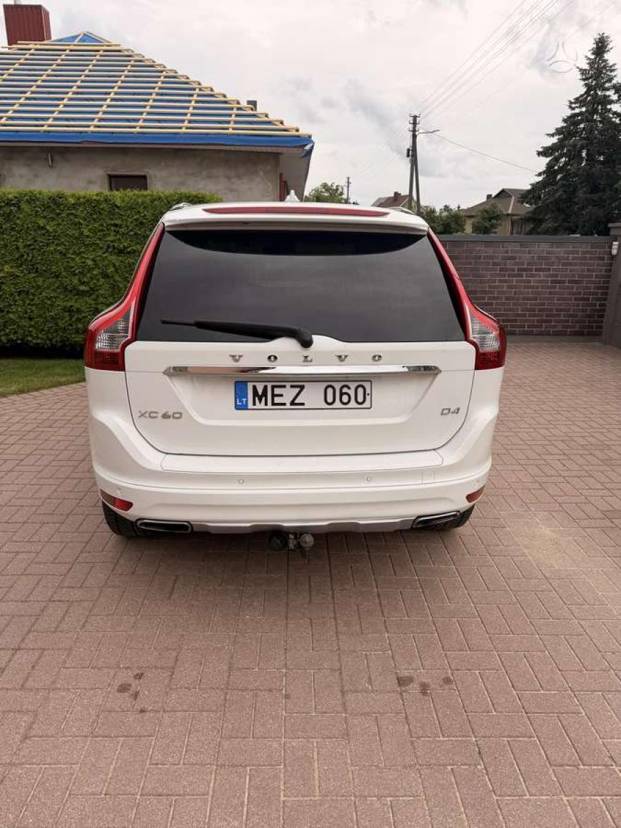 White Volvo XC60 2014 in Taurage, with an engine capacity of 1.97 L and mileage of 243 thousand km for 9000 €, photo 5 on AUTOMOTO.COM.LV