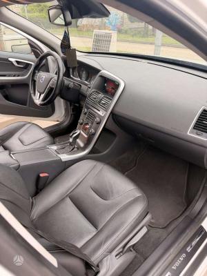 White Volvo XC60 2014 in Taurage, with an engine capacity of 1.97 L and mileage of 243 thousand km for 9000 €, photo 8 on AUTOMOTO.COM.LV