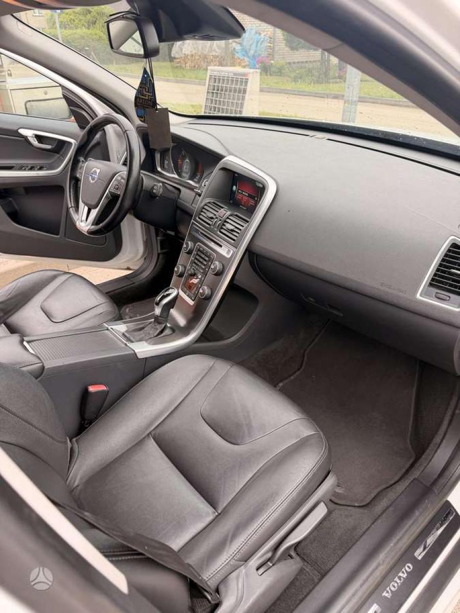 White Volvo XC60 2014 in Taurage, with an engine capacity of 1.97 L and mileage of 243 thousand km for 9000 €, photo 8 on AUTOMOTO.COM.LV