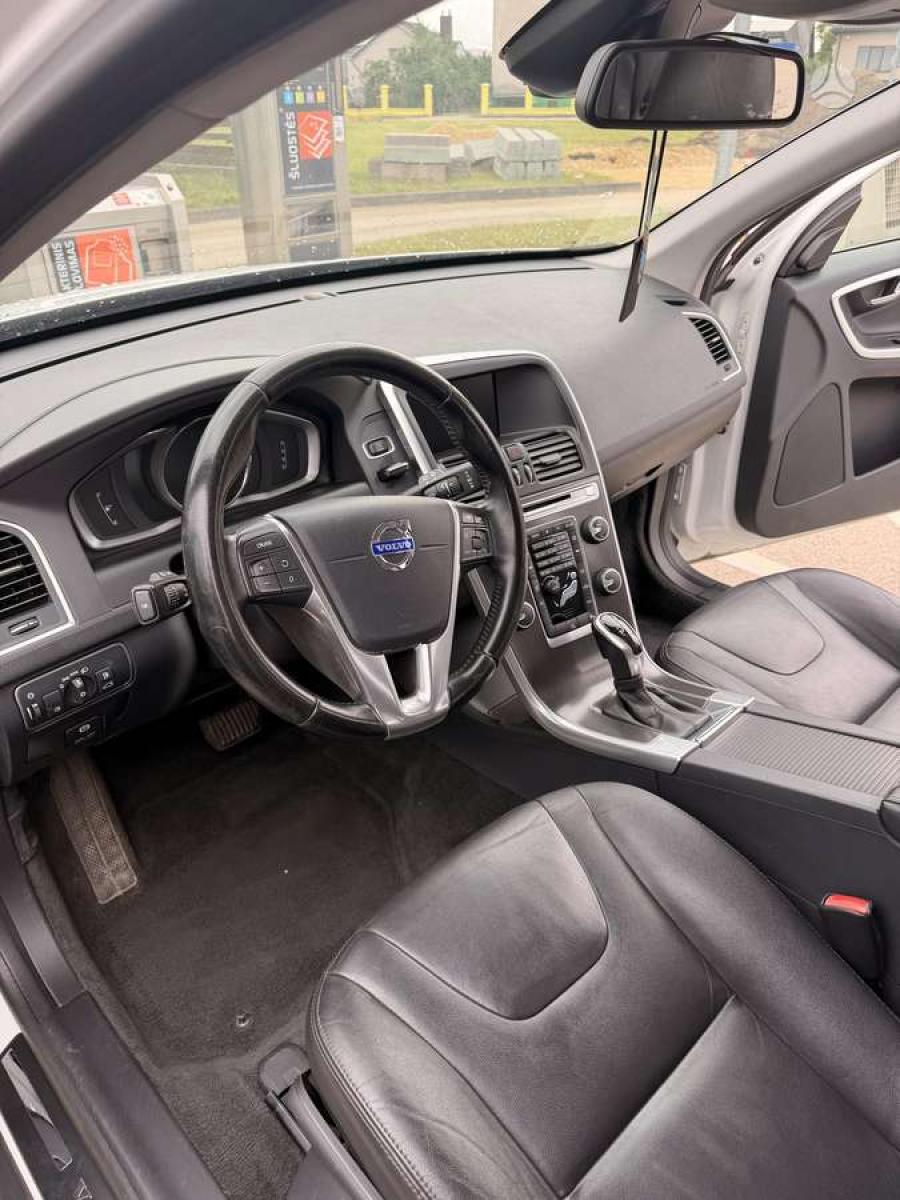 White Volvo XC60 2014 in Taurage, with an engine capacity of 1.97 L and mileage of 243 thousand km for 9000 €, photo 10 on AUTOMOTO.COM.LV