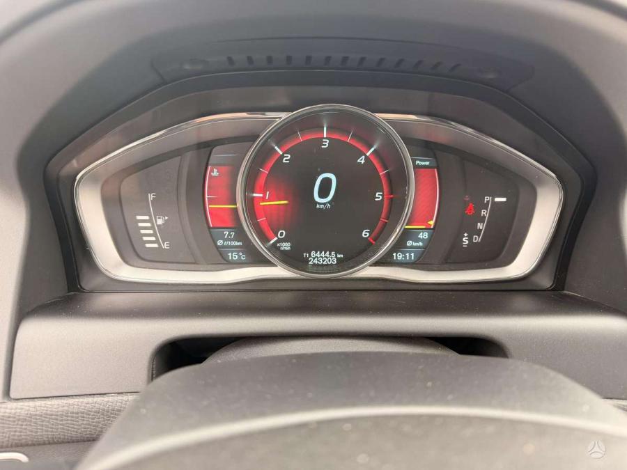 White Volvo XC60 2014 in Taurage, with an engine capacity of 1.97 L and mileage of 243 thousand km for 9000 €, photo 11 on AUTOMOTO.COM.LV