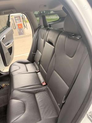 White Volvo XC60 2014 in Taurage, with an engine capacity of 1.97 L and mileage of 243 thousand km for 9000 €, photo 13 on AUTOMOTO.COM.LV
