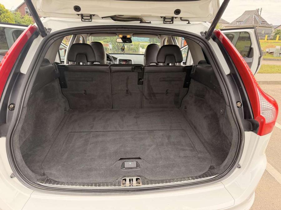 White Volvo XC60 2014 in Taurage, with an engine capacity of 1.97 L and mileage of 243 thousand km for 9000 €, photo 14 on AUTOMOTO.COM.LV
