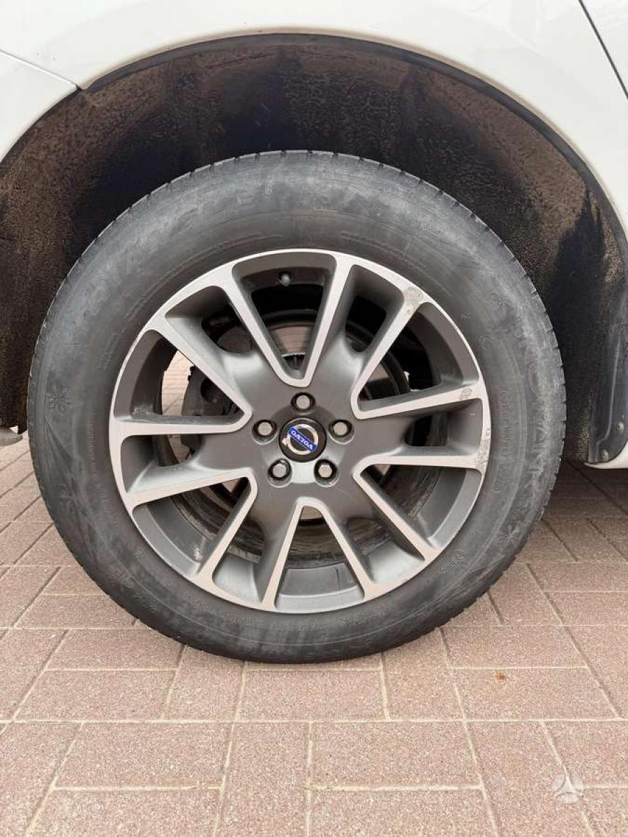 White Volvo XC60 2014 in Taurage, with an engine capacity of 1.97 L and mileage of 243 thousand km for 9000 €, photo 15 on AUTOMOTO.COM.LV