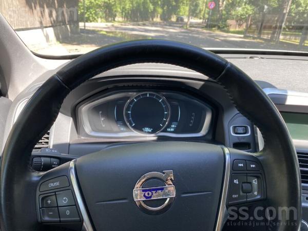 White Volvo XC60 2014 in Riga, with an engine capacity of 2.40 L and mileage of 180 thousand km for 11500 €, photo 4 on AUTOMOTO.COM.LV