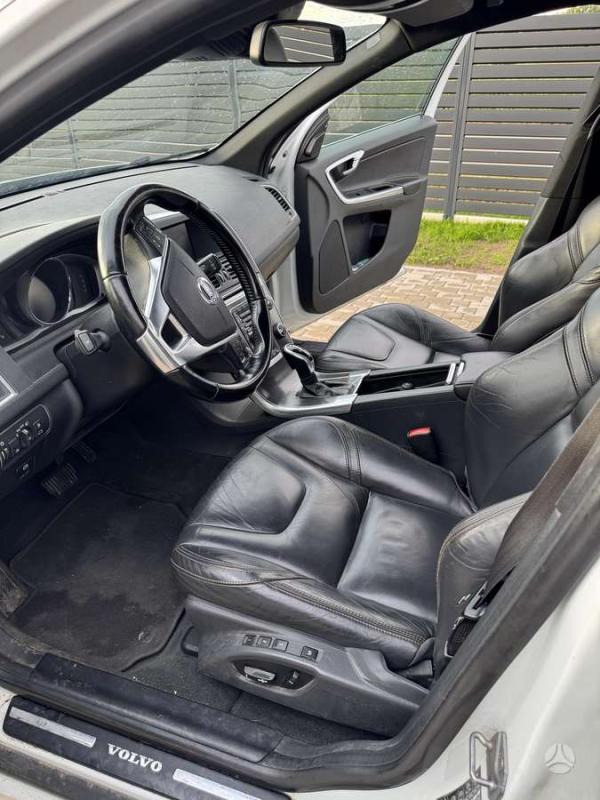 White Volvo XC60 2014 in Kaisiadorys, with an engine capacity of 1.98 L and mileage of 307 thousand km for 10500 €, photo 4 on AUTOMOTO.COM.LV