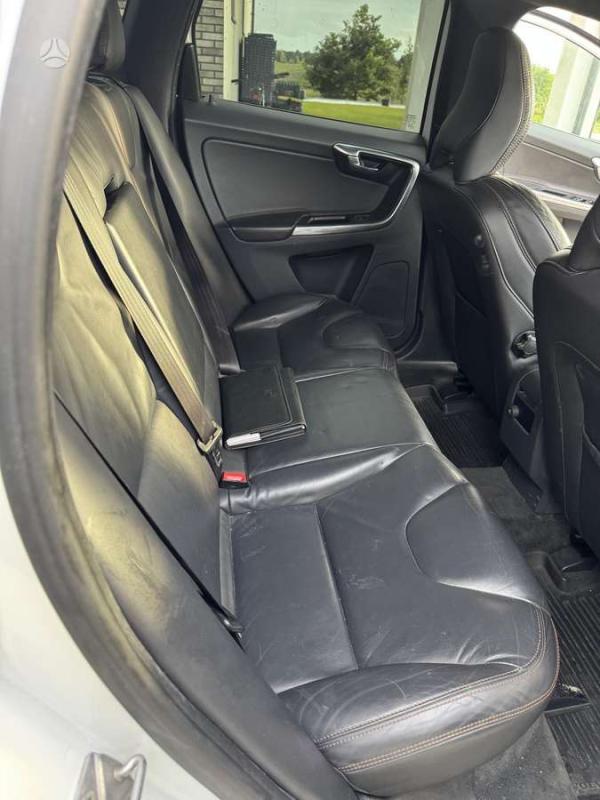 White Volvo XC60 2014 in Kaisiadorys, with an engine capacity of 1.98 L and mileage of 307 thousand km for 10500 €, photo 6 on AUTOMOTO.COM.LV