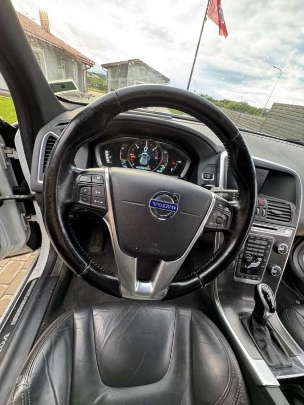 White Volvo XC60 2014 in Kaisiadorys, with an engine capacity of 1.98 L and mileage of 307 thousand km for 10500 €, photo 10 on AUTOMOTO.COM.LV
