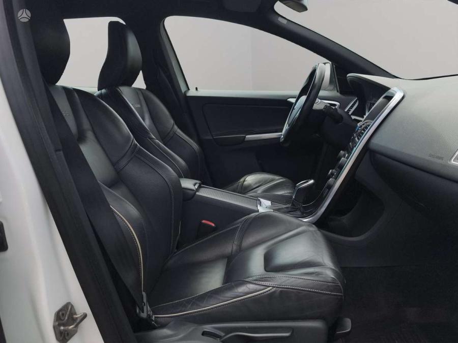 White Volvo XC60 2014 in Vilnius, with an engine capacity of 2.40 L and mileage of 257 thousand km for 14999 €, photo 9 on AUTOMOTO.COM.LV