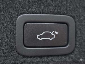 White Volvo XC60 2014 in Vilnius, with an engine capacity of 2.40 L and mileage of 257 thousand km for 14999 €, photo 12 on AUTOMOTO.COM.LV