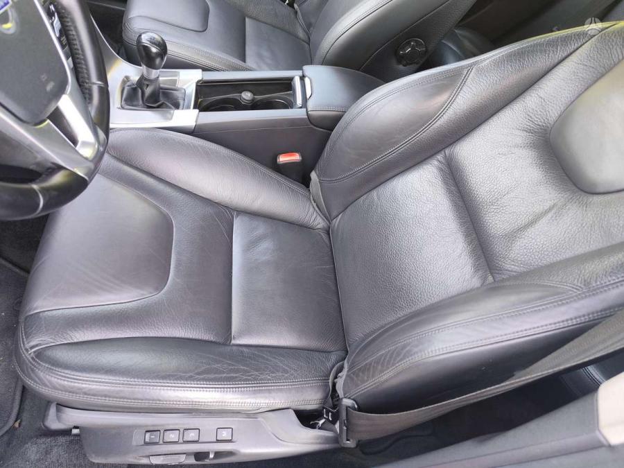 White Volvo XC60 2014 in Kaunas, with an engine capacity of 1.98 L and mileage of 240 thousand km for 10240 €, photo 9 on AUTOMOTO.COM.LV