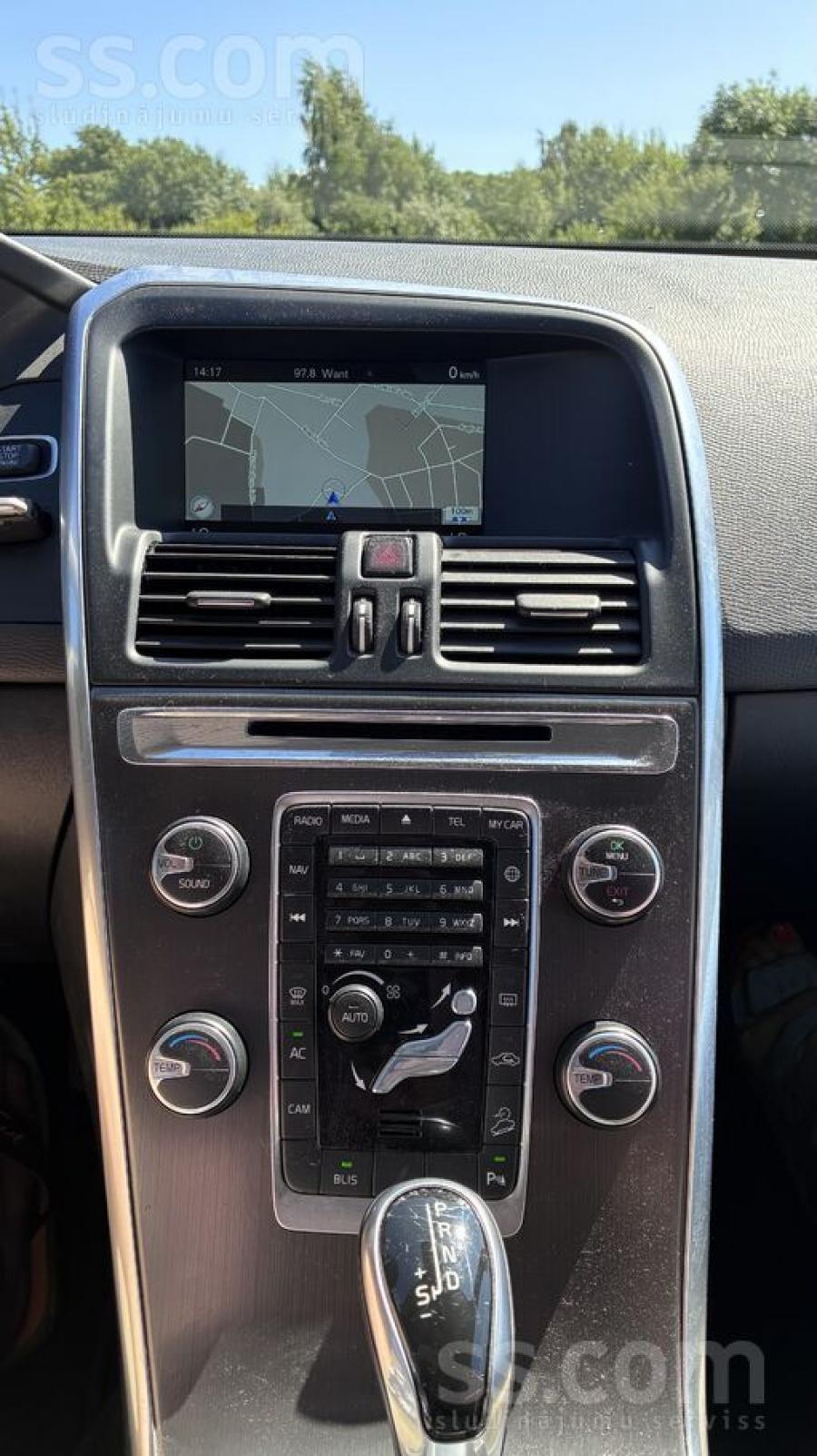 Balts Volvo XC60 2014 Ventspils, ar dzinēja tilpumu 2.40 L un nobraukumu 401 tūkst. km par 10500 €, foto 10 vietnē AUTOMOTO.COM.LV