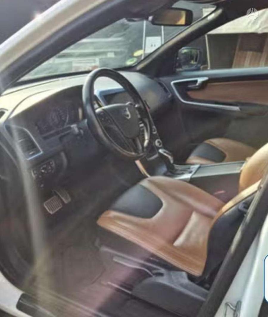 White Volvo XC60 2014 in Vilnius, with an engine capacity of 2.00 L and mileage of 319 thousand km for 8300 €, photo 12 on AUTOMOTO.COM.LV