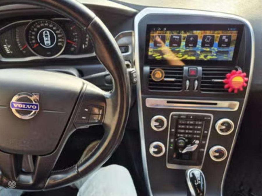 White Volvo XC60 2014 in Vilnius, with an engine capacity of 2.00 L and mileage of 319 thousand km for 8300 €, photo 13 on AUTOMOTO.COM.LV