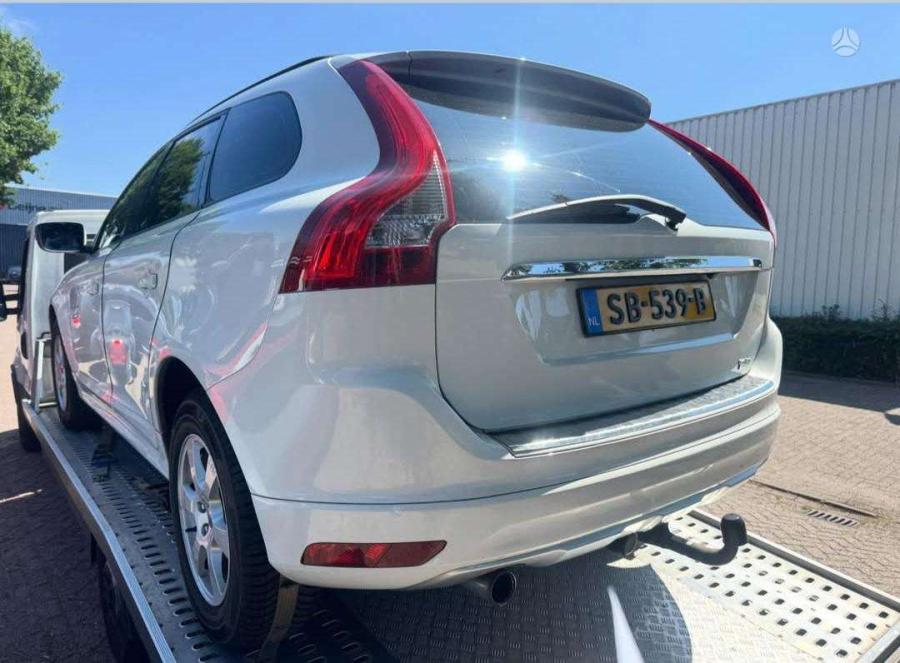 White Volvo XC60 2014 in Vilnius, with an engine capacity of 2.00 L and mileage of 319 thousand km for 8300 €, photo 15 on AUTOMOTO.COM.LV