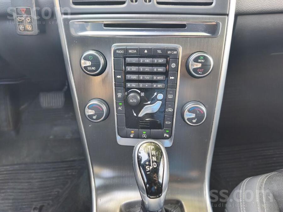 Balts Volvo XC60 2014 Jelgava, ar dzinēja tilpumu 2.00 L un nobraukumu 0 tūkst. km par 8590 €, foto 18 vietnē AUTOMOTO.COM.LV