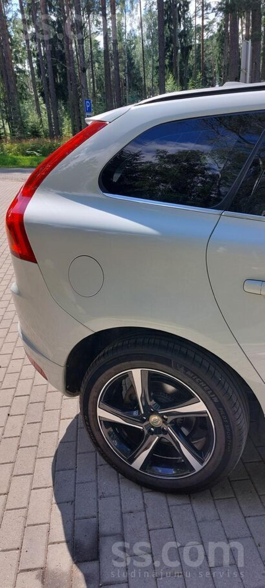 White Volvo XC60 2014 in Saldus, with an engine capacity of 2.00 L and mileage of 318 thousand km for 8000 €, photo 5 on AUTOMOTO.COM.LV