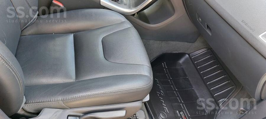 White Volvo XC60 2014 in Saldus, with an engine capacity of 2.00 L and mileage of 318 thousand km for 8000 €, photo 12 on AUTOMOTO.COM.LV