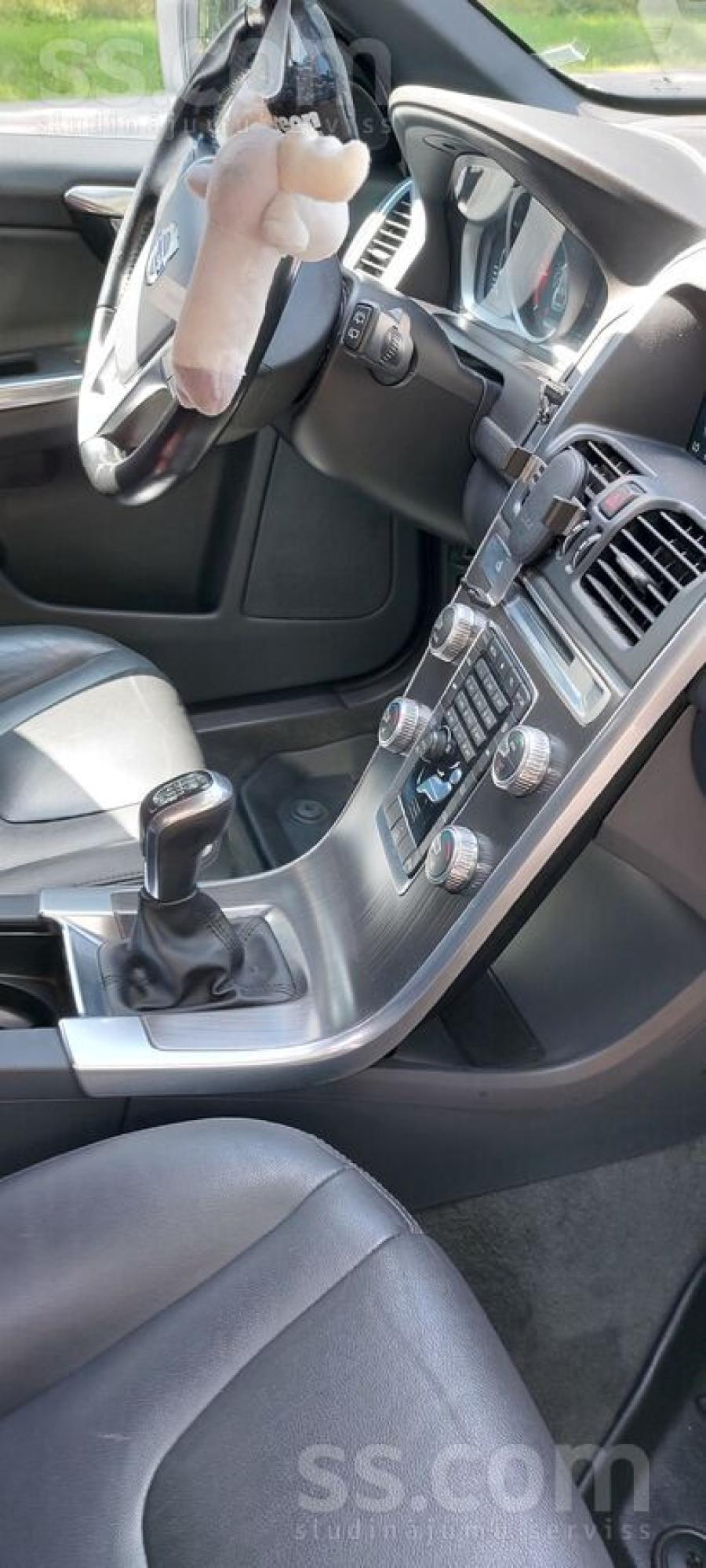White Volvo XC60 2014 in Saldus, with an engine capacity of 2.00 L and mileage of 318 thousand km for 8000 €, photo 13 on AUTOMOTO.COM.LV