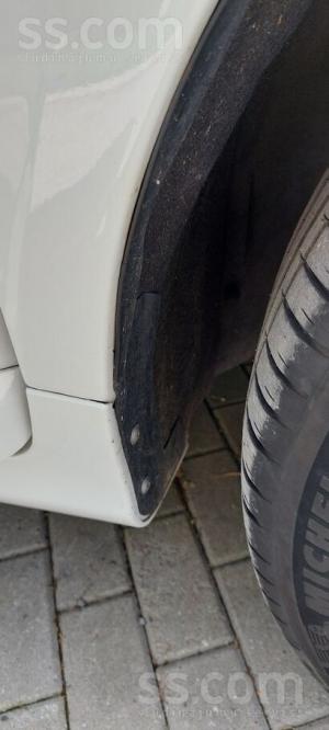 White Volvo XC60 2014 in Saldus, with an engine capacity of 2.00 L and mileage of 318 thousand km for 8000 €, photo 14 on AUTOMOTO.COM.LV