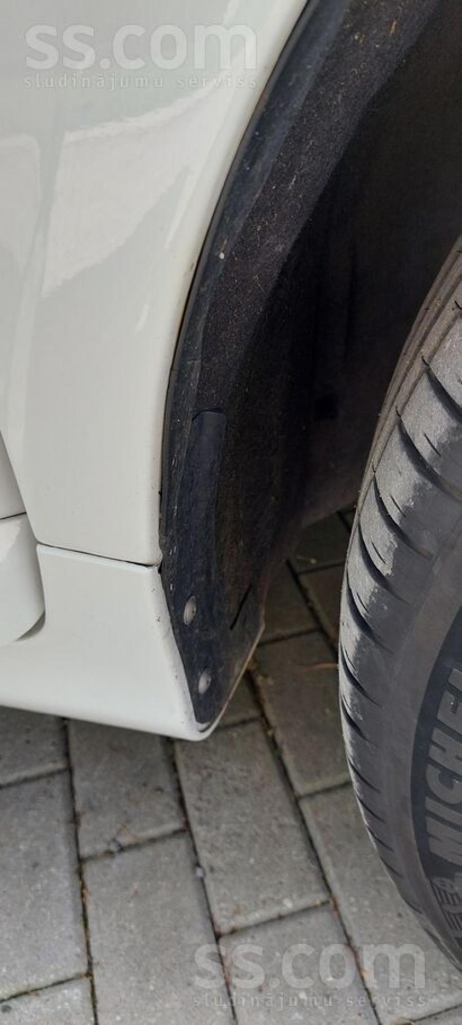 White Volvo XC60 2014 in Saldus, with an engine capacity of 2.00 L and mileage of 318 thousand km for 8000 €, photo 14 on AUTOMOTO.COM.LV