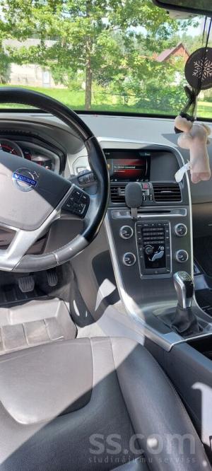 White Volvo XC60 2014 in Saldus, with an engine capacity of 2.00 L and mileage of 318 thousand km for 8000 €, photo 15 on AUTOMOTO.COM.LV
