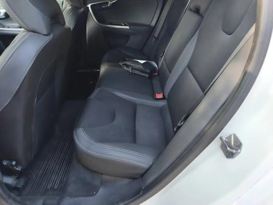Balts Volvo XC60 2014 Jelgava, ar dzinēja tilpumu 2.00 L un nobraukumu 307 tūkst. km par 8590 €, foto 11 vietnē AUTOMOTO.COM.LV
