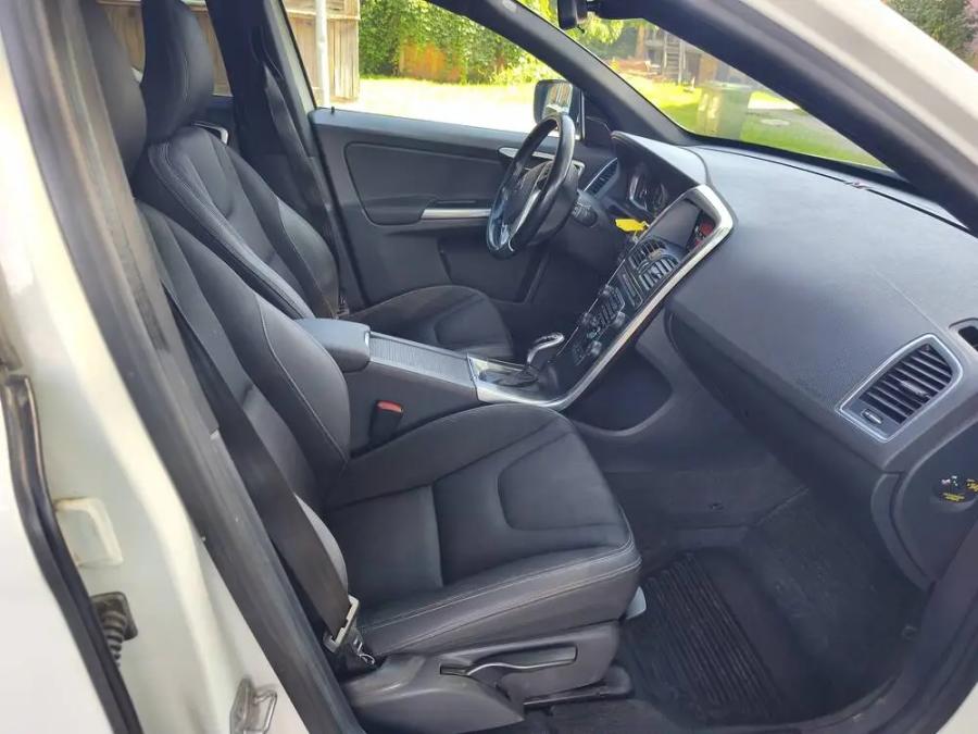 Balts Volvo XC60 2014 Jelgava, ar dzinēja tilpumu 2.00 L un nobraukumu 307 tūkst. km par 8590 €, foto 14 vietnē AUTOMOTO.COM.LV