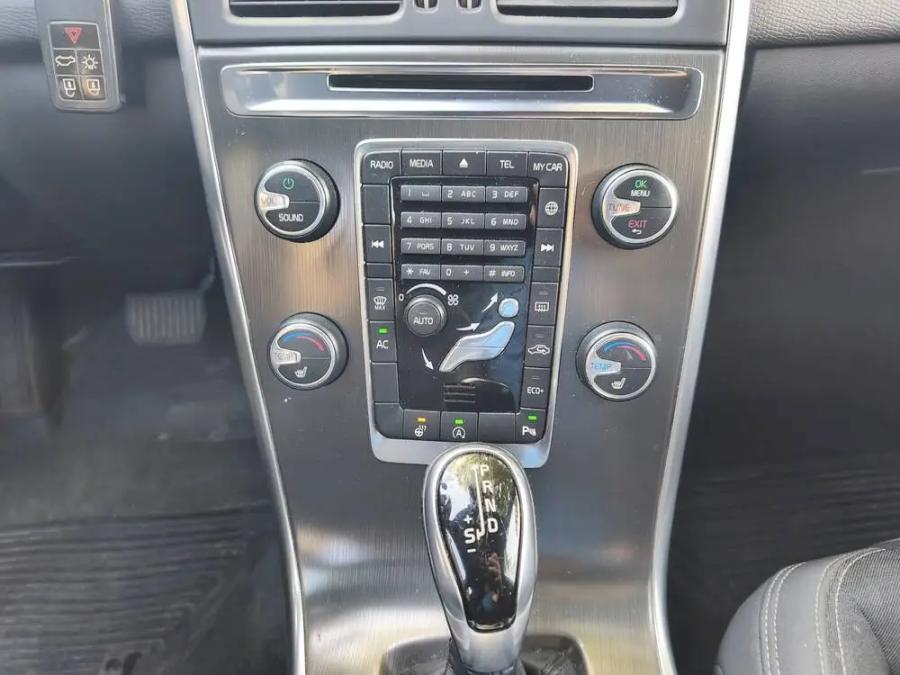 Balts Volvo XC60 2014 Jelgava, ar dzinēja tilpumu 2.00 L un nobraukumu 307 tūkst. km par 8590 €, foto 20 vietnē AUTOMOTO.COM.LV