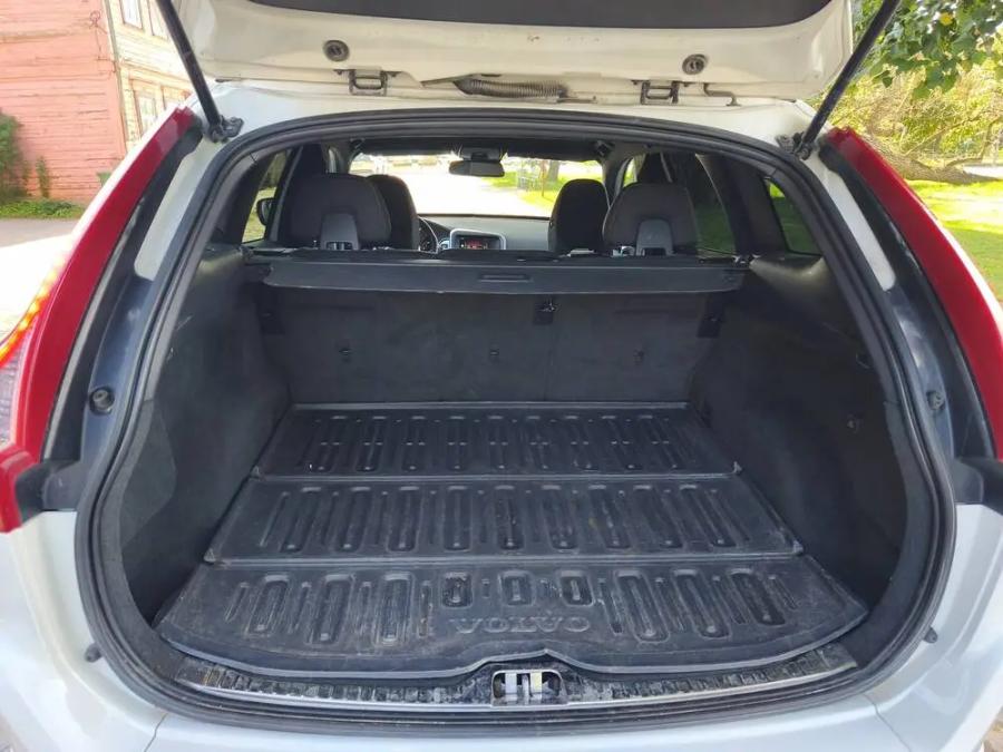 Balts Volvo XC60 2014 Jelgava, ar dzinēja tilpumu 2.00 L un nobraukumu 307 tūkst. km par 8590 €, foto 21 vietnē AUTOMOTO.COM.LV