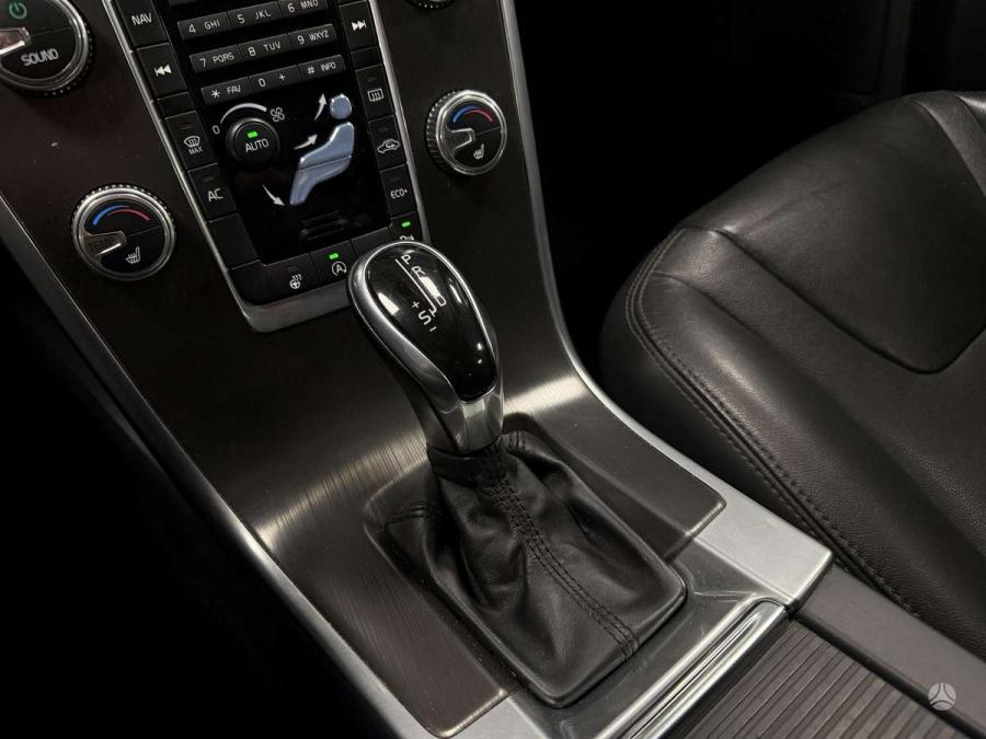 White Volvo XC60 2014 in Klaipeda, with an engine capacity of 1.97 L and mileage of 240 thousand km for 14900 €, photo 9 on AUTOMOTO.COM.LV