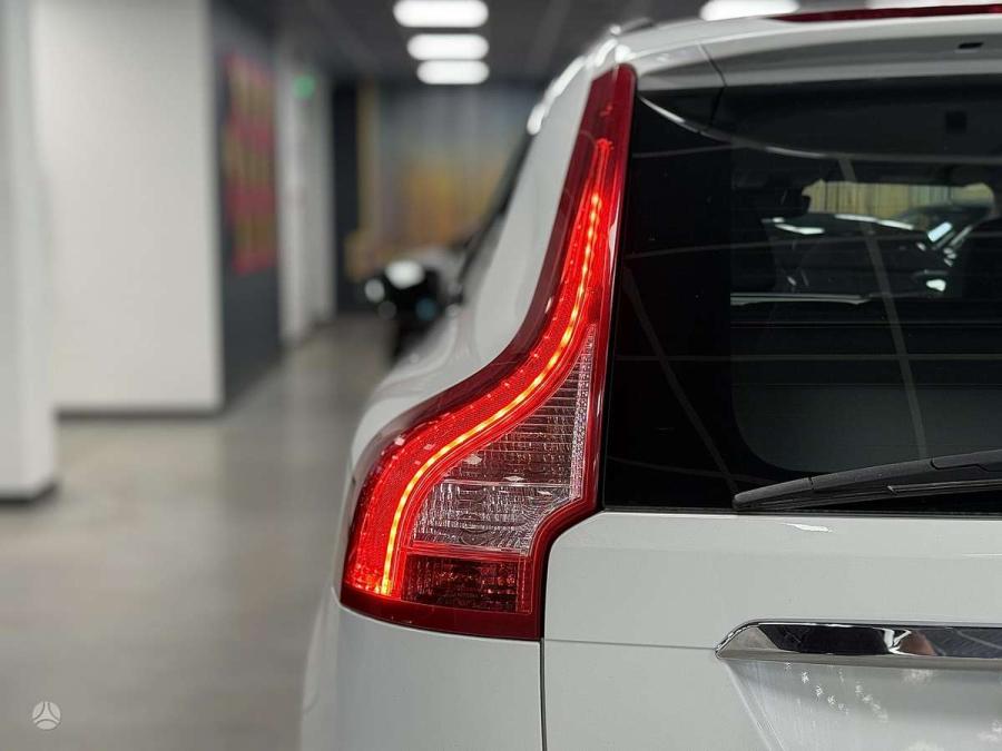 White Volvo XC60 2014 in Klaipeda, with an engine capacity of 1.97 L and mileage of 240 thousand km for 14900 €, photo 19 on AUTOMOTO.COM.LV