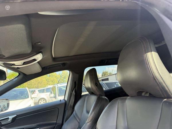White Volvo XC60 2014 in Utena, with an engine capacity of 2.40 L and mileage of 280 thousand km for 8390 €, photo 8 on AUTOMOTO.COM.LV
