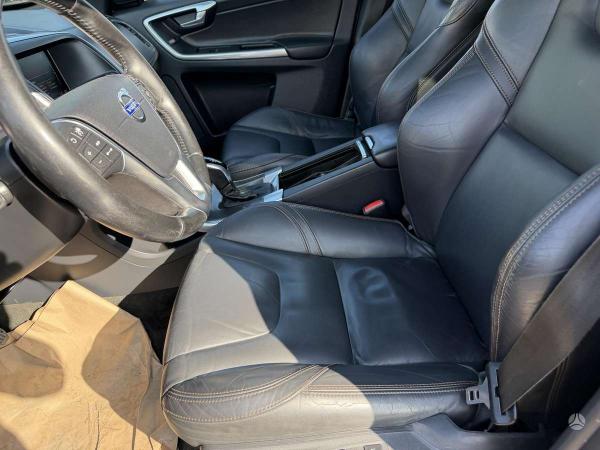 White Volvo XC60 2014 in Utena, with an engine capacity of 2.40 L and mileage of 280 thousand km for 8390 €, photo 7 on AUTOMOTO.COM.LV
