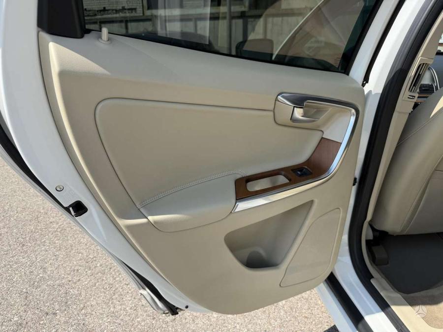 Balts Volvo XC60 2014 Viļņa, ar dzinēja tilpumu 2.40 L un nobraukumu 201 tūkst. km par 12900 €, foto 17 vietnē AUTOMOTO.COM.LV