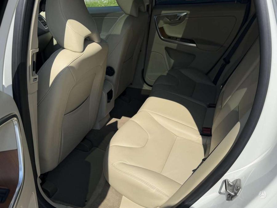 Balts Volvo XC60 2014 Viļņa, ar dzinēja tilpumu 2.40 L un nobraukumu 201 tūkst. km par 12900 €, foto 18 vietnē AUTOMOTO.COM.LV